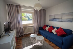 Apartamento Comfort, cozinha, Vista para a cidade | Sala de estar | Smart TV de 55 polegadas com canais digitais 