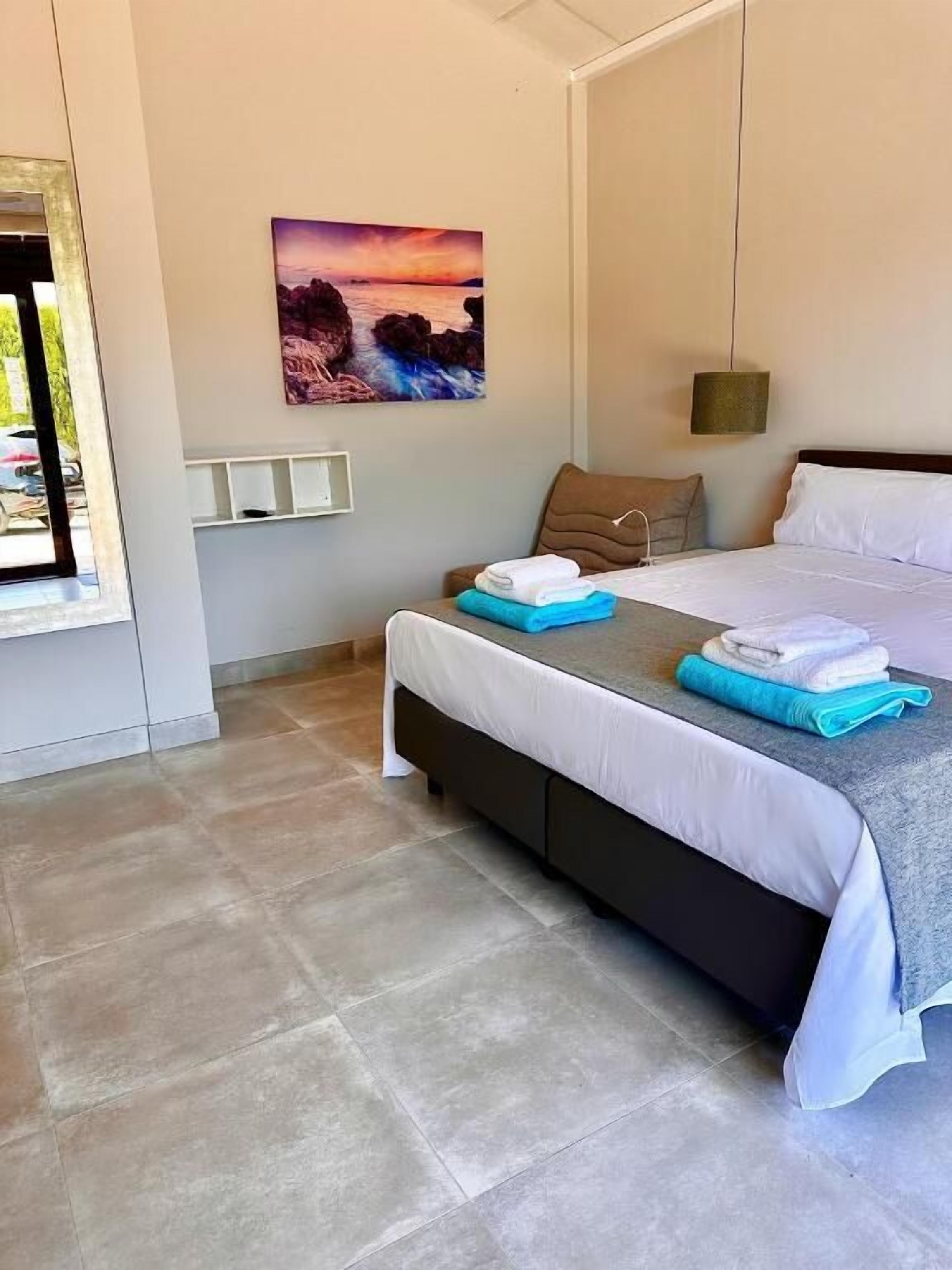 Quarto casal ou duplo conforto, sacada, vista para a piscina | Wi-Fi de cortesia, acesso para cadeiras de rodas