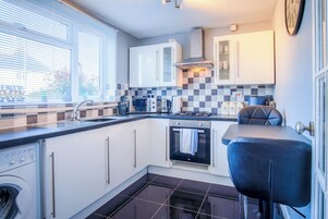 Casa (2 Bedrooms) | Cozinha privada | Micro-ondas, fogão