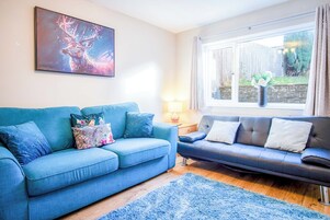 Casa (2 Bedrooms) | Área de estar | TV 31 polegadas com canais digitais