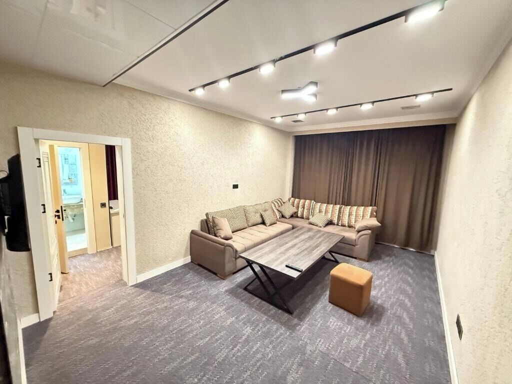 Secretária, secretária adequada para computadores portáteis 