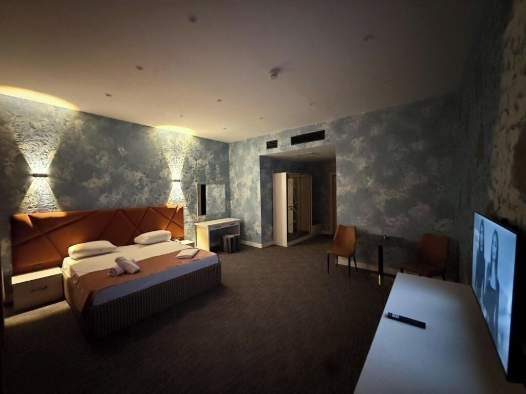 Secretária, secretária adequada para computadores portáteis 