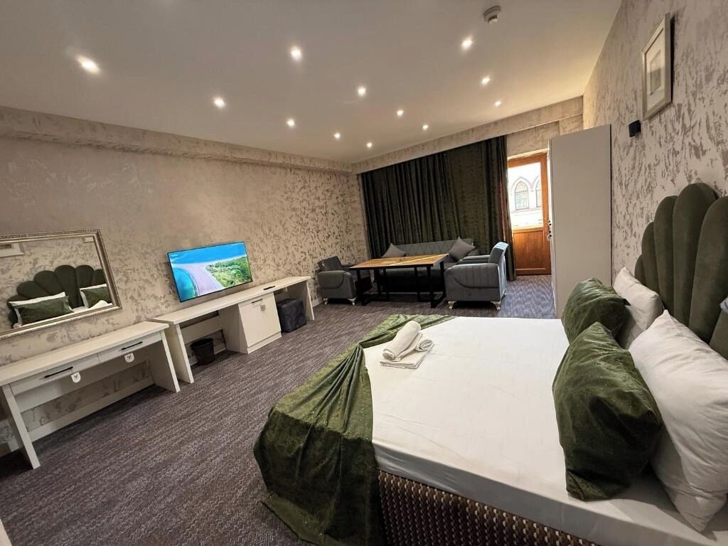 Quarto Duplo Deluxe, Vista para a cidade | Secretária, secretária adequada para computadores portáteis 