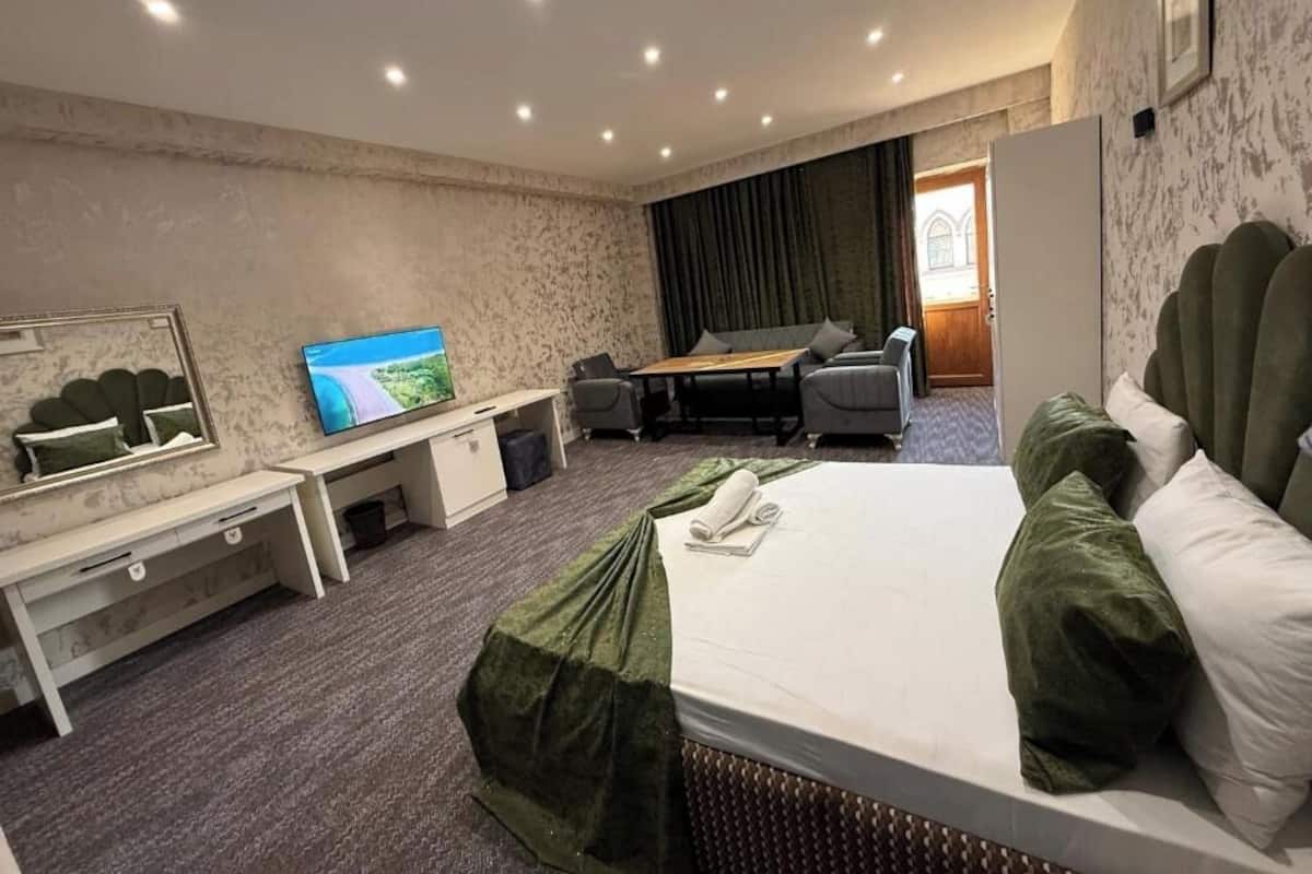 Quarto Duplo Deluxe, Vista para a cidade | Secretária, secretária adequada para computadores portáteis