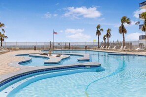 Condo, várias camas (Crystal Tower 906) | Piscina | Piscina aquecida