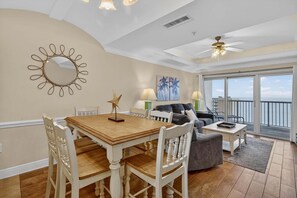 Condo, várias camas (Crystal Tower 906) | Opções para refeição
