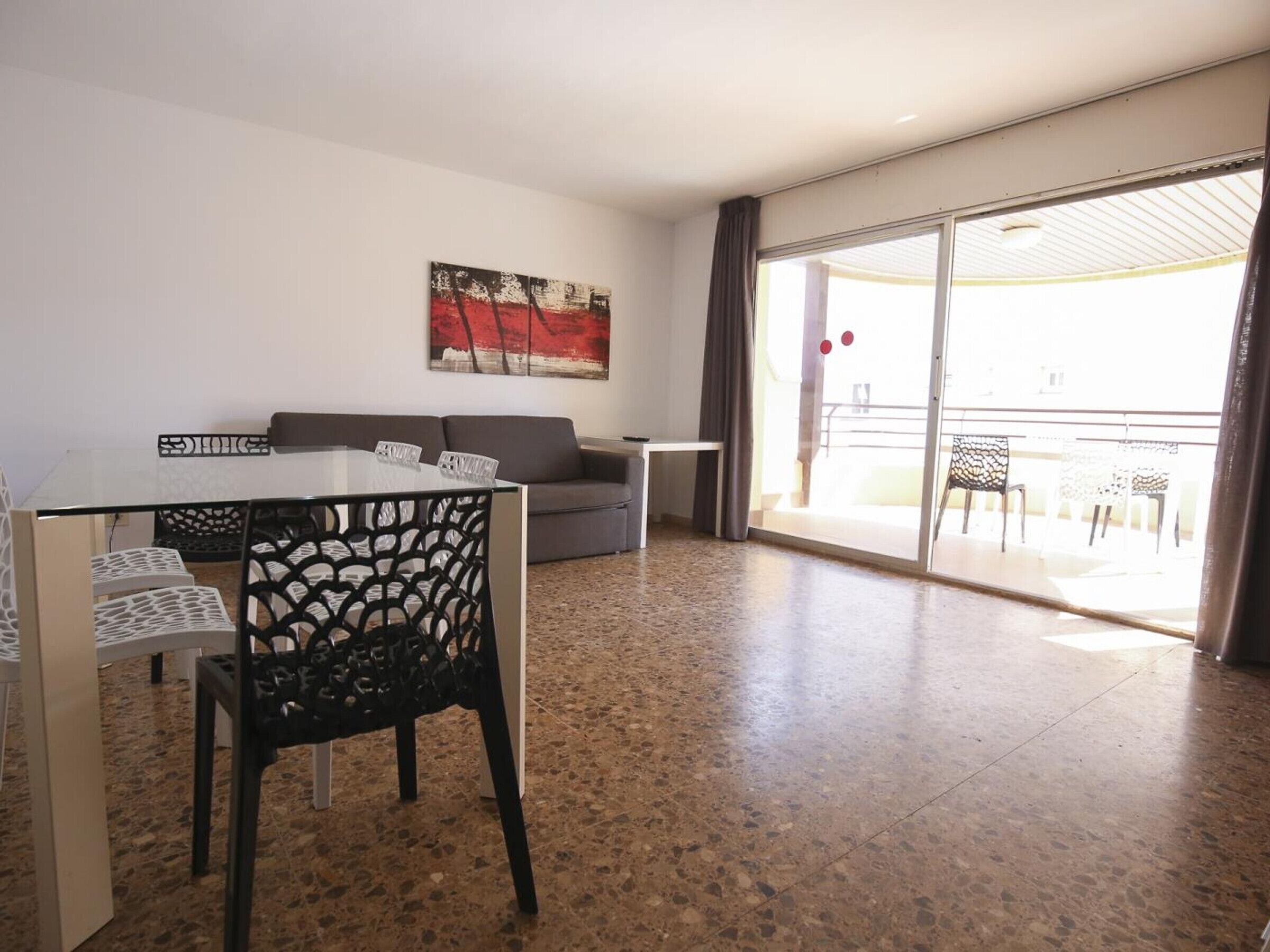 Spacious Apartment In Salou, Near Beach, Terrace & Parking Included - Cambrils