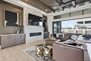 '25 Lux New Build - Pool - 3 King Suites - Gym w/ Peloton Reviews ...