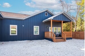 Pristine 3 BR/ 2BA Abode Close to Lovely Downtown! Reviews, Deals ...