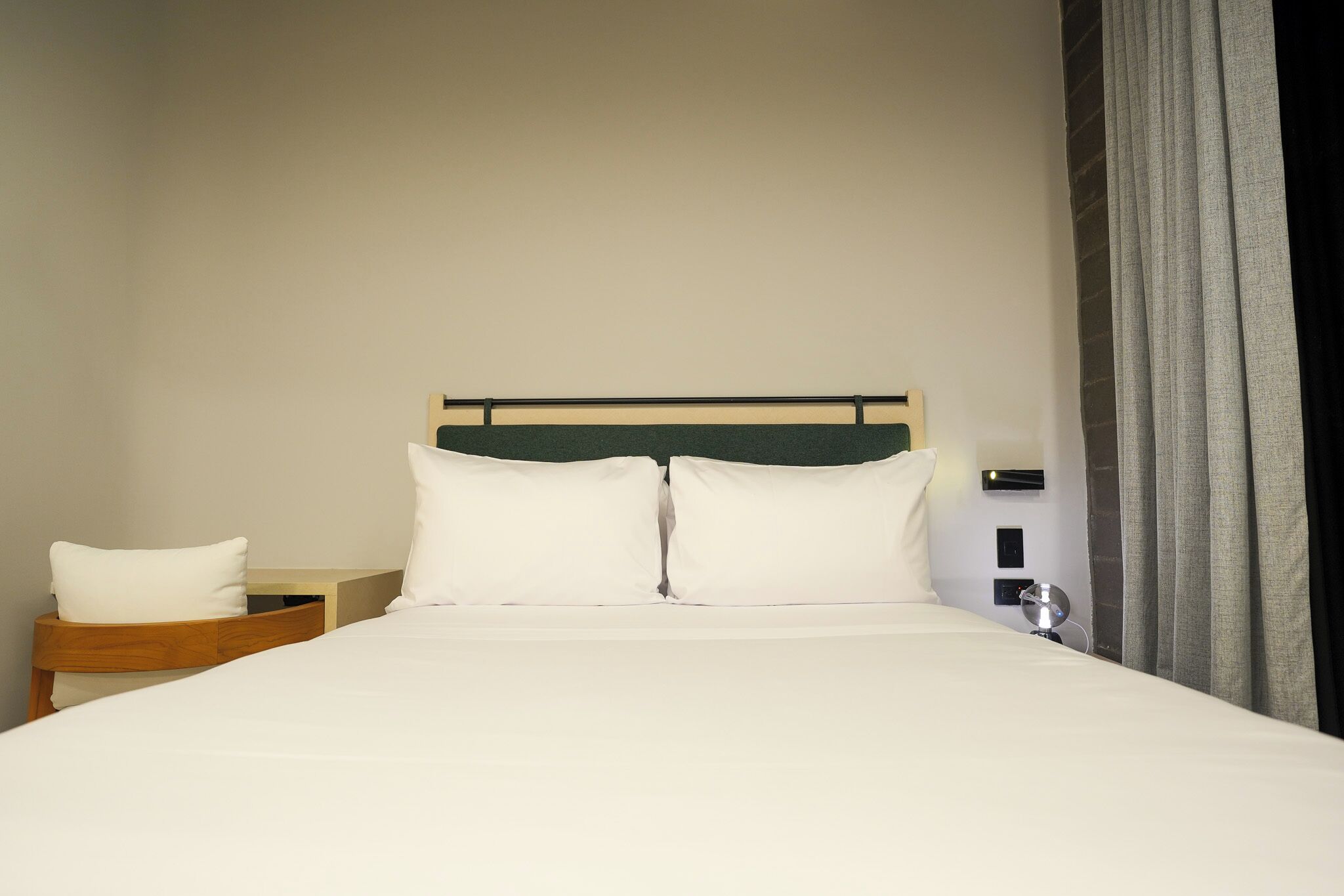 Quarto Standard | Secretária, secretária adequada para computadores portáteis 