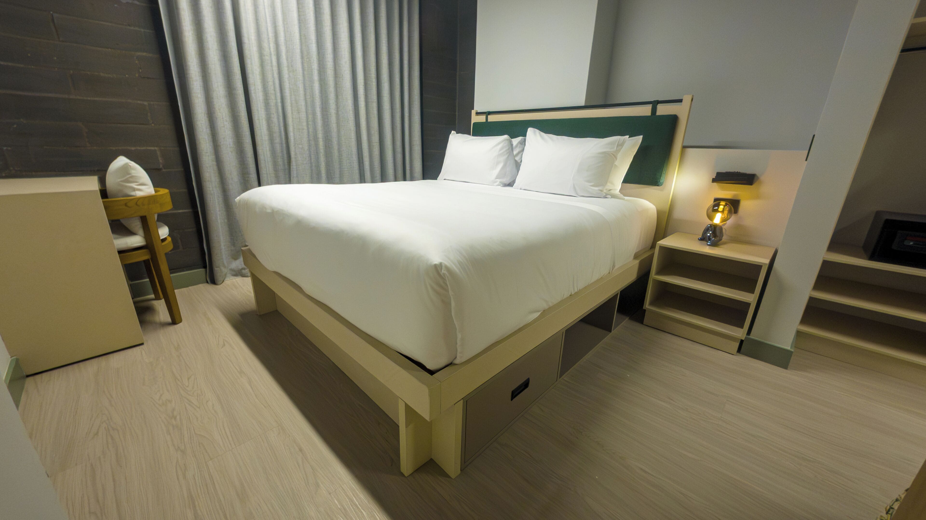 Quarto Comfort | Secretária, secretária adequada para computadores portáteis 