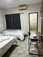 Quarto triplo conforto | Escrivaninha, espaço de trabalho para notebook, Wi-Fi de cortesia