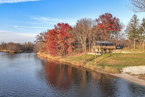 Riverfront Reset! Dells Cabin w/ Kayaks & Deck Reviews, Deals & Photos ...