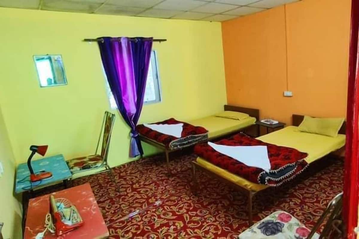 Quarto Duplo Deluxe, vista para o jardim | Secretária