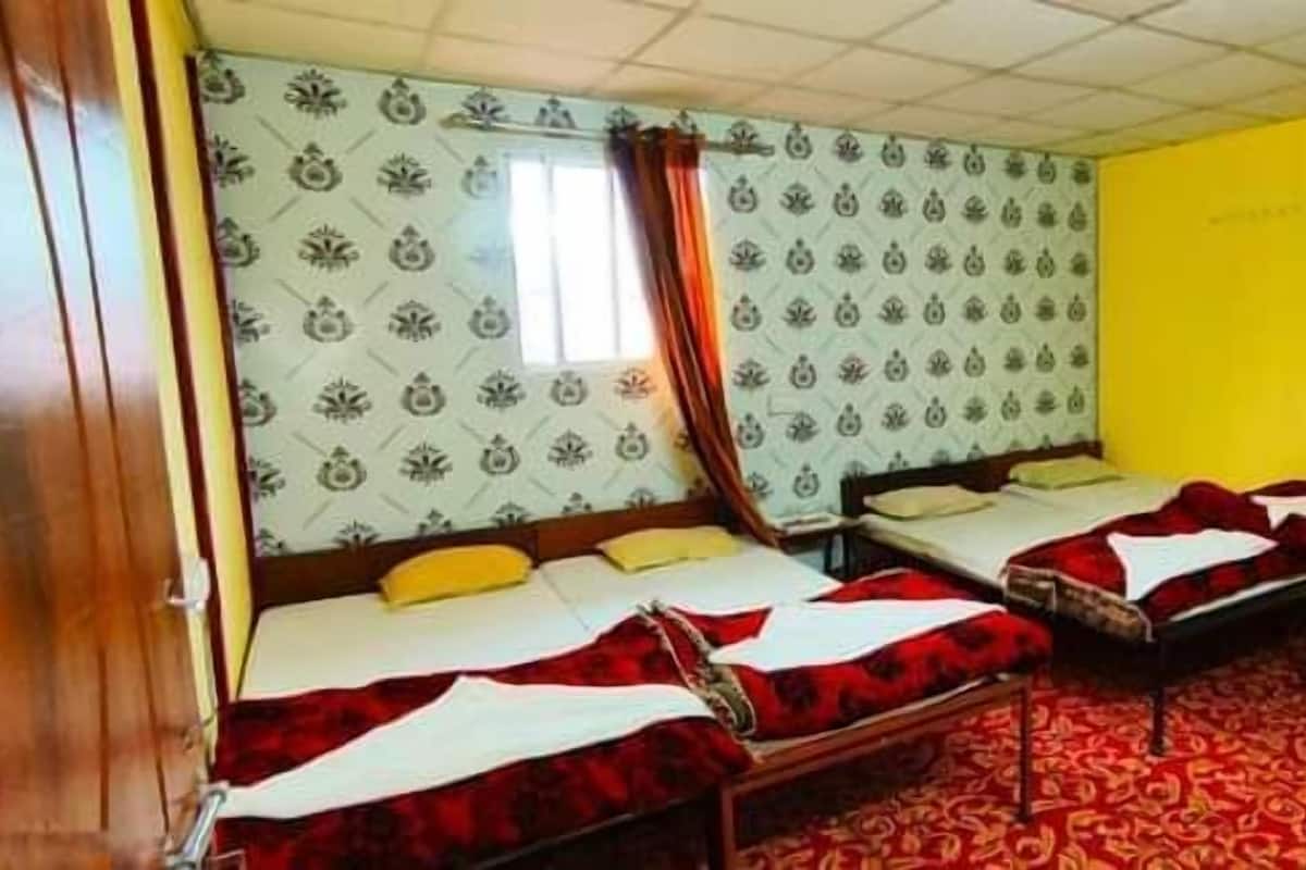 Quarto Quádruplo Familiar, vista para o jardim | Secretária