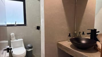 Apartamento Comfort | Casa de banho | Um secador de cabelo, toalhas fornecidas, sabão, champô