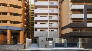 Uma garagem de estacionamento com vários andares, design moderno, fachada curva e estrutura vertical central.