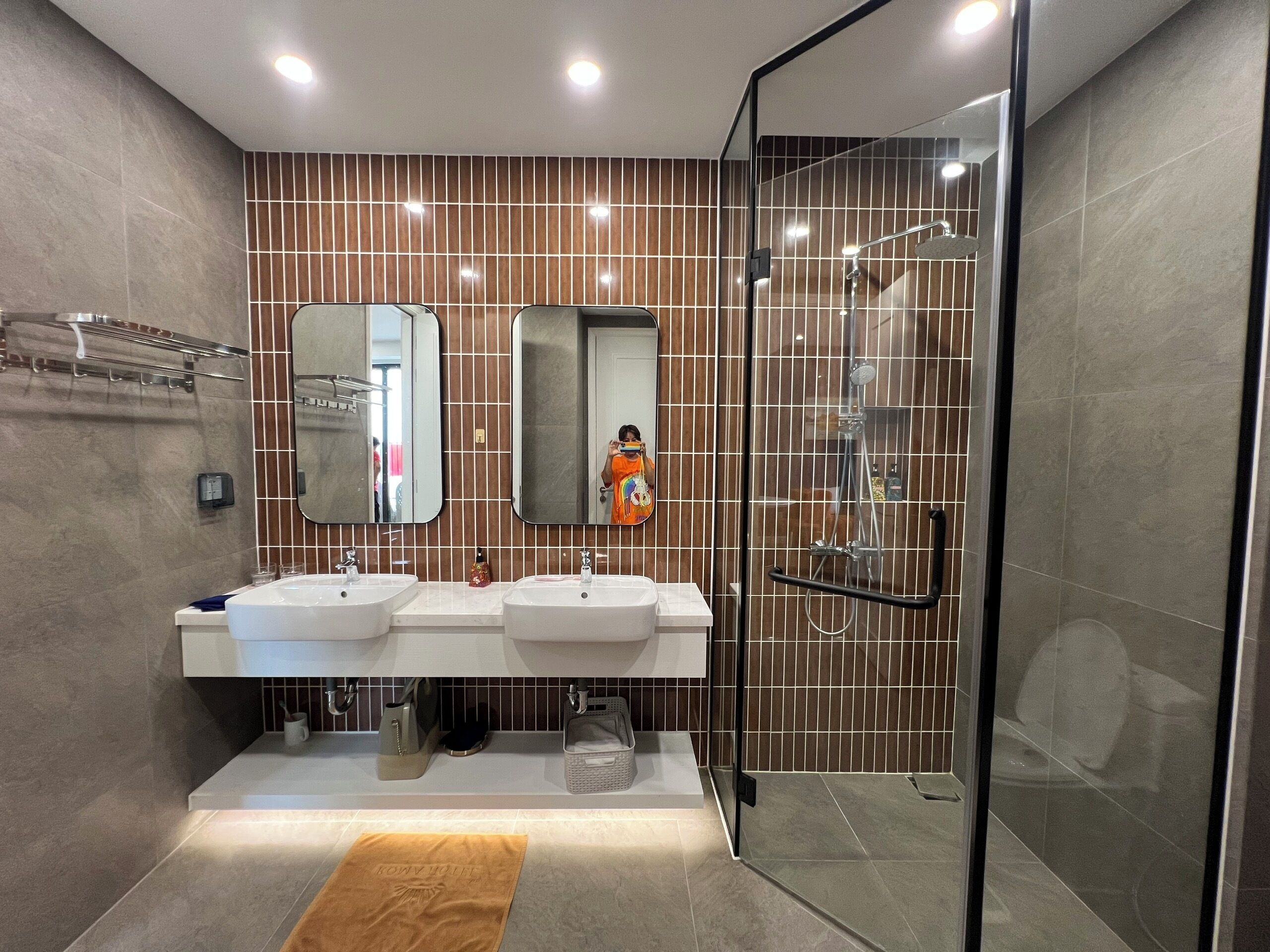 Chuveiro, produtos de toalete grátis, secador de cabelo 