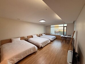 Quarto Triplo Familiar, vista parcial para o oceano | Secretária, secretária adequada para computadores portáteis 