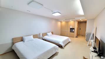 Quarto Quádruplo Deluxe | Secretária, secretária adequada para computadores portáteis