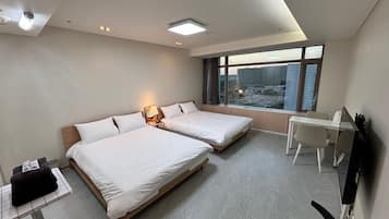 Quarto Twin Standard, Vista para a cidade | Secretária, secretária adequada para computadores portáteis