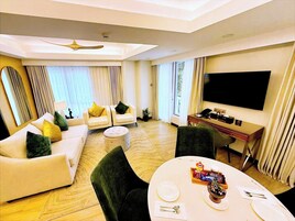 Suite Superior, 2 quartos | Minibar grátis, cofre no quarto, secretária, cortinas/cortinados opacos 