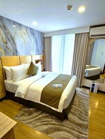 Minibar grátis, cofre no quarto, secretária, cortinas/cortinados opacos 