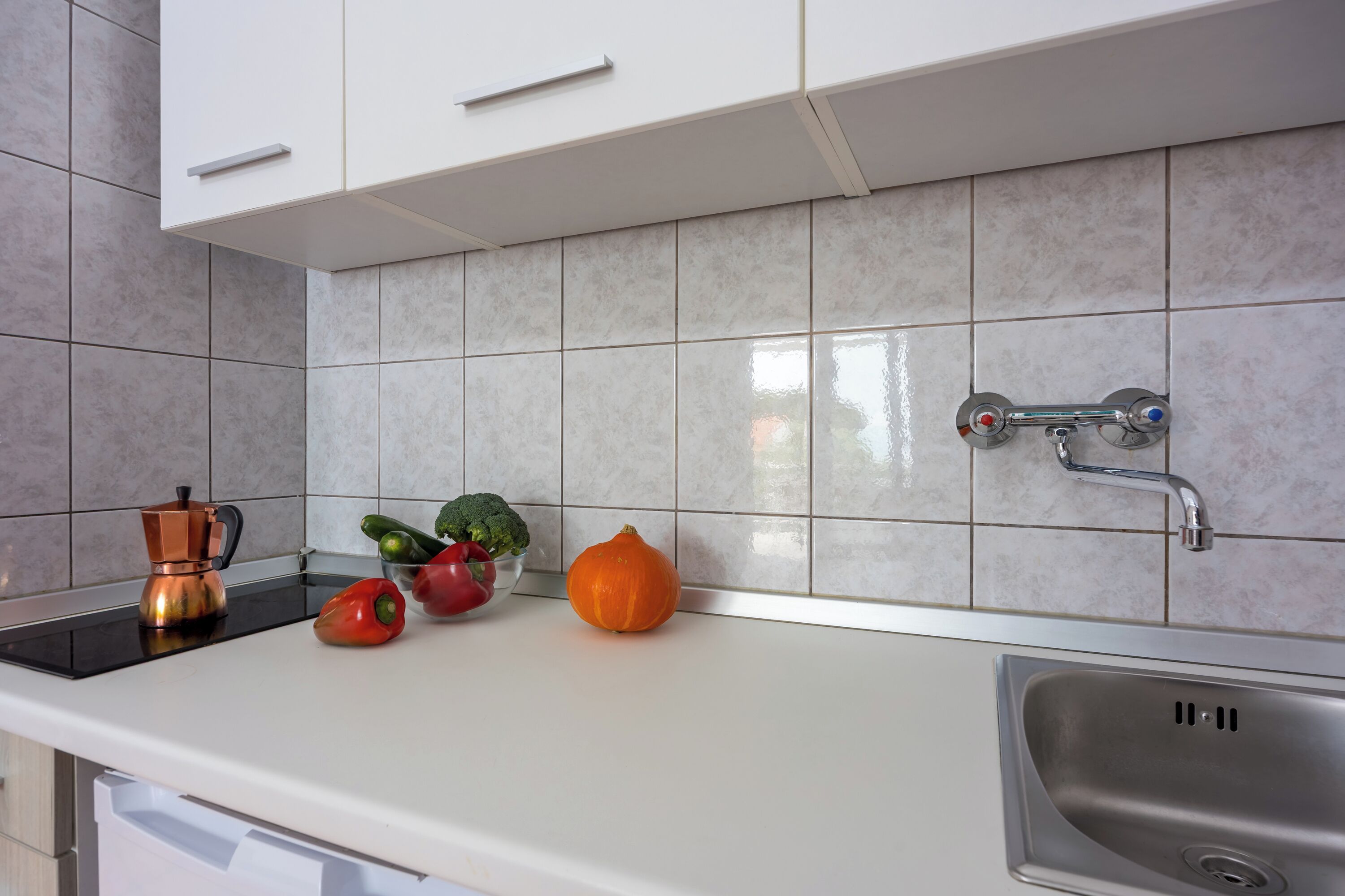 Um frigorífico, um micro-ondas, uma placa de cozinha, uma torradeira 