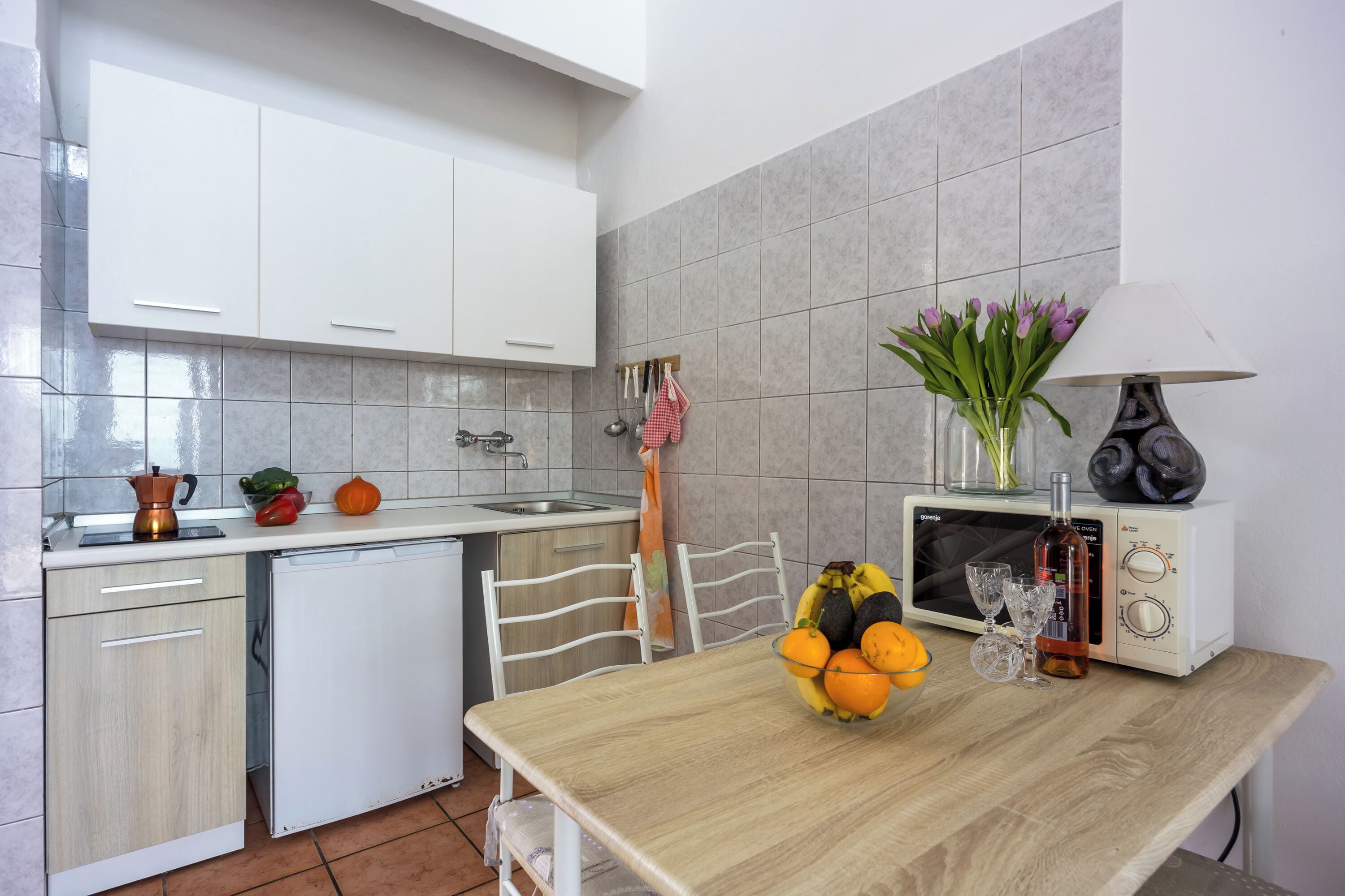 Casa Familiar, vários quartos, em frente ao mar (Valdarke Vittorio Apartment) | Cozinha privada | Um frigorífico, um micro-ondas, uma placa de cozinha, uma torradeira 