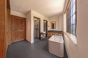 Quarto casal sênior, vista para a cidade | Banheira de hidromassagem particular