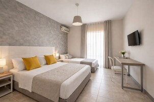 Quarto triplo standard, sacada | Cofres nos quartos, escrivaninha, espaço de trabalho para notebook