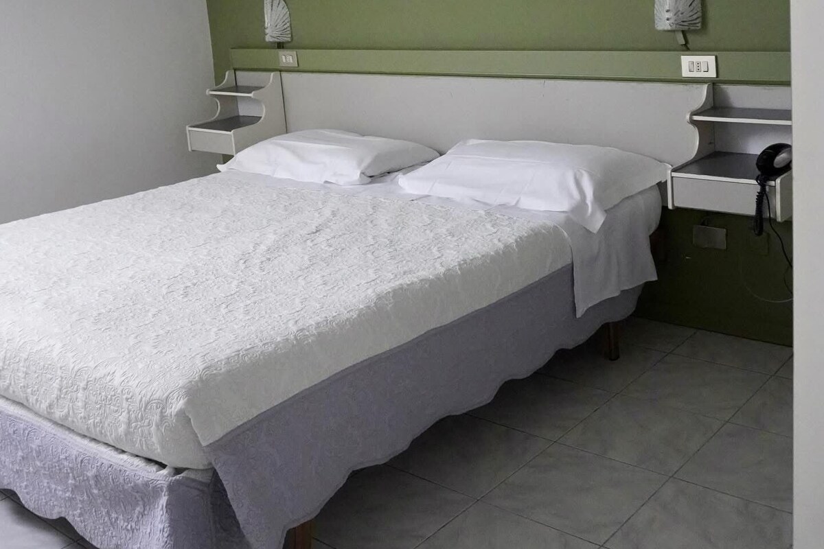 Quarto Duplo Económico | Cofre com capacidade para portátil, secretária