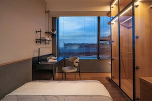 Apartamento Básico, varanda, Vista para a cidade | Secretária, secretária adequada para computadores portáteis