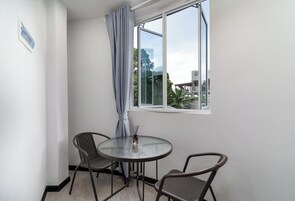 Cofres nos quartos, escrivaninha, quartos à prova de som