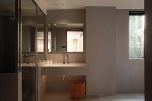 Quarto Duplo Superior, Vista para a cidade | Casa de banho | Artigos de higiene pessoal grátis, um secador de cabelo, chinelos 