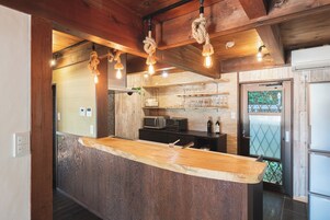 Minifrigorífico, um micro-ondas, uma placa de cozinha 