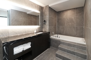 Suite Family Twin Ocean | Casa de banho | Um polibã, um secador de cabelo, toalhas fornecidas, champô