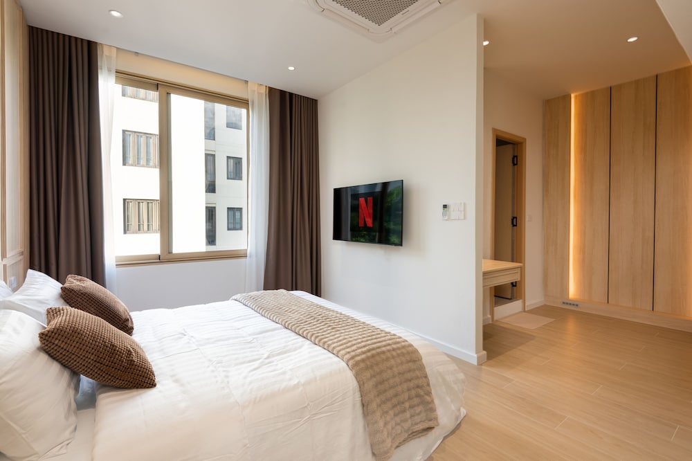 Spacious 4br Muji Home With Loft & Pool In Ekkamai - Bangkok