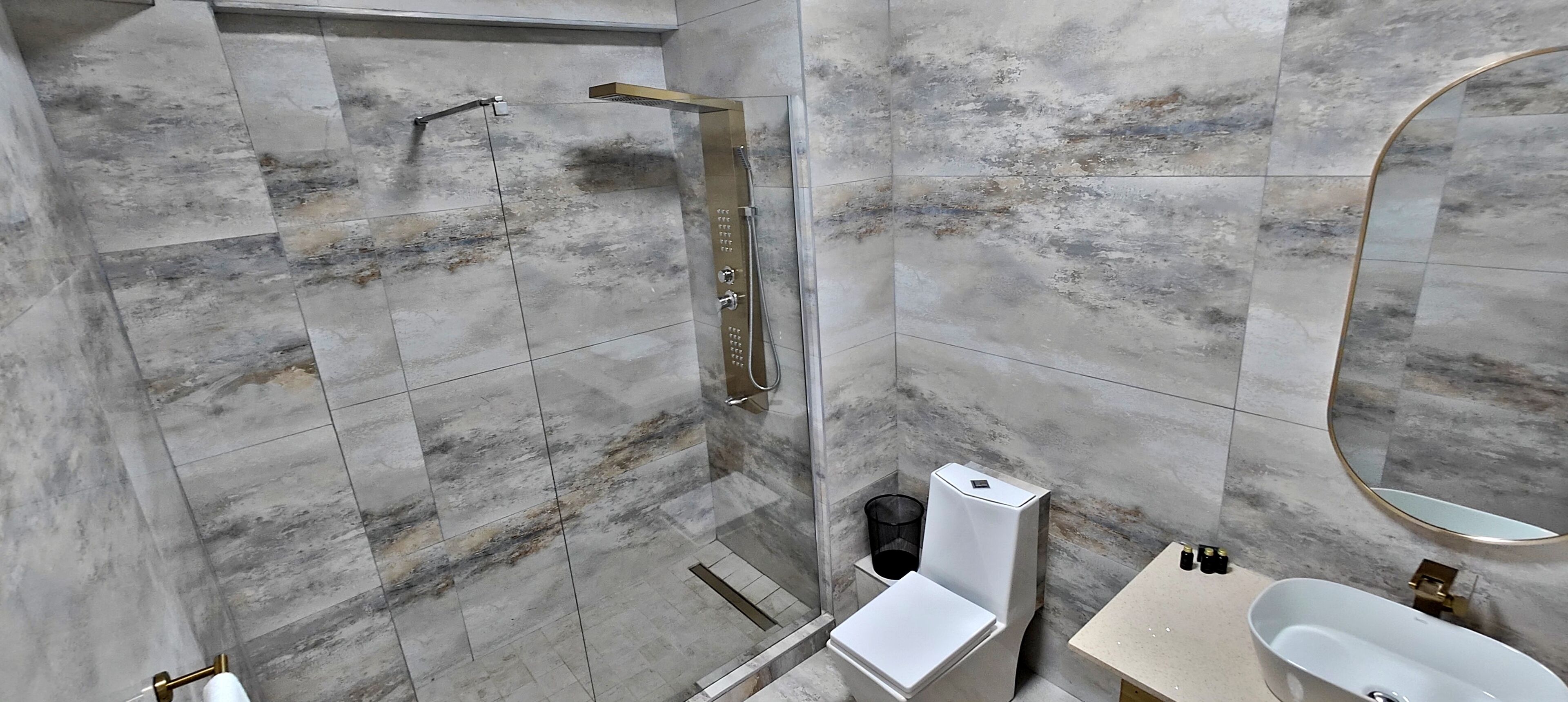 Quarto Duplo Deluxe, varanda, vista para o mar | Casa de banho | Um polibã, artigos de higiene pessoal grátis, toalhas fornecidas, sabão 