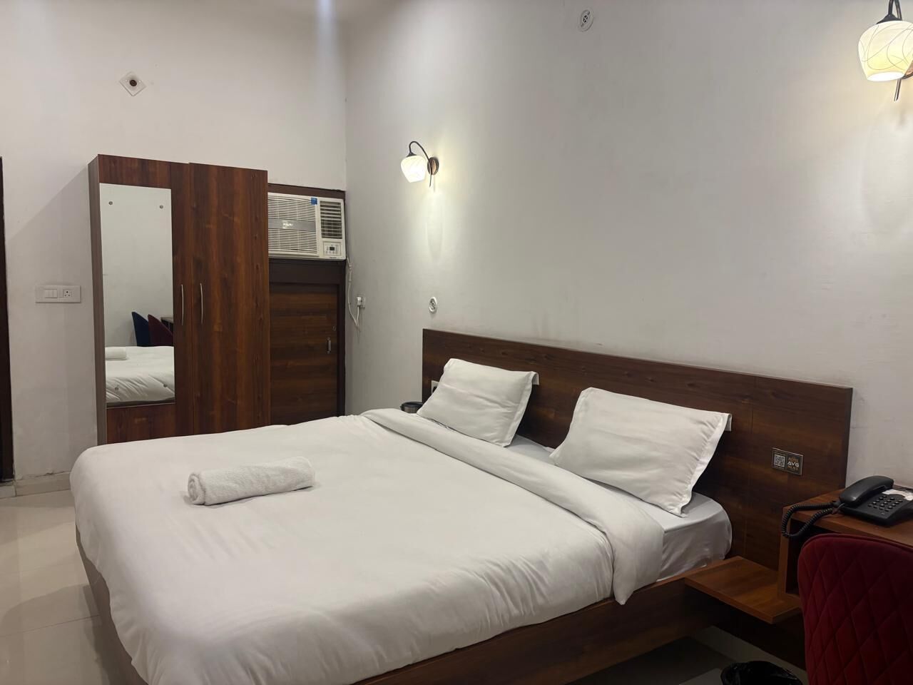 Quarto Duplo Deluxe | Cortinas/cortinados opacos, ferro/tábua de engomar, Wi-fi grátis 