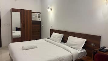 Quarto Duplo Deluxe | Cortinas/cortinados opacos, ferro/tábua de engomar, Wi-fi grátis