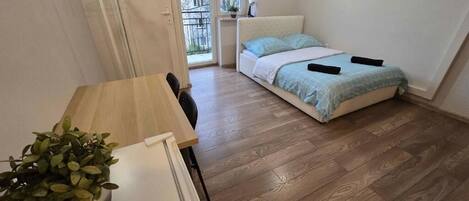 Quarto casal clássico, 1 cama de casal | Escrivaninha, espaço de trabalho para notebook