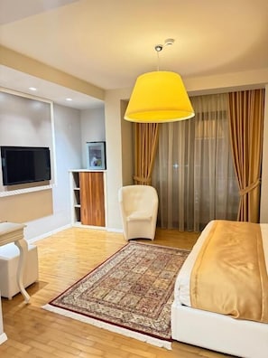 Quarto casal luxo, sacada, vista para a cidade | Cofres nos quartos, escrivaninha, espaço de trabalho para notebook