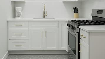 Um frigorífico/congelador grande, um micro-ondas, um forno