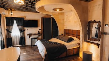 Quarto Premium | Roupa de alta qualidade, camas de colchão viscoelástico, minibar