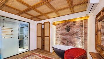 Quarto Deluxe | Roupa de alta qualidade, camas de colchão viscoelástico, minibar