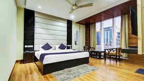 Quarto moderno com uma cama grande, uma escrivaninha e uma cadeira.