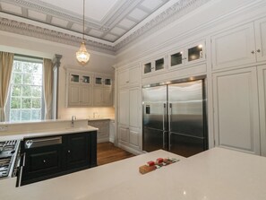 Uma máquina de lavar louça, utensílios de cozinha 