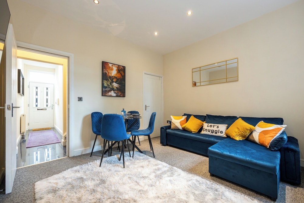 Stunning 3 Bedroom Home In Newcastle-under-lyme With Garden - Stoke-on-Trent