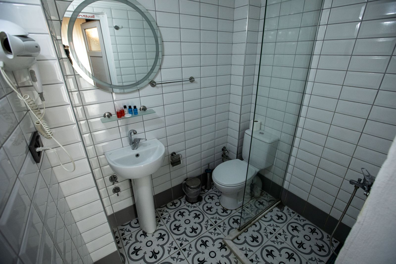 Quarto casal conforto, sacada, vista para a cidade | Banheiro | Chuveiro, secador de cabelo, toalhas de banho, sabonete